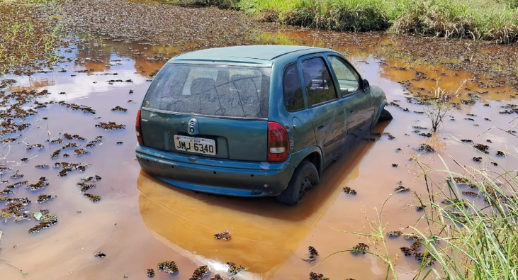 Carro desgovernado cai em lagoa na zona rural de Jitaúna; motorista sai ileso – Ipiaú TV